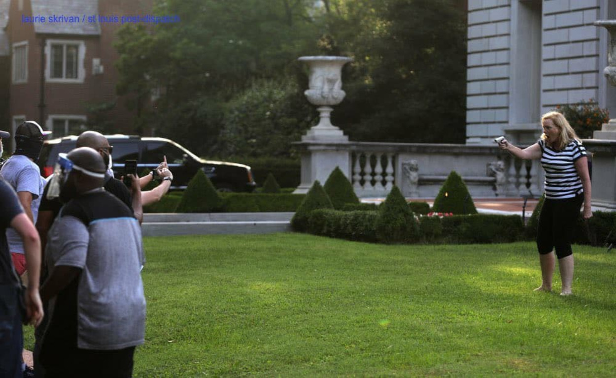 BREAKING: WATCH As St. Louis Couple Holds Off Angry, Violent Mob At ...